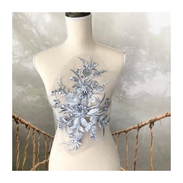 花柄のとてもエレガントなストーン付きの刺繍チュールモチーフです。社交ダンス、バトントワリング、レオタード、ベリーダンス、フィギュアスケート、バレエ、ドレス、ステージ衣装、ハンドメイド材料などに使用するとお洒落感がワンランクアップします。サイ...