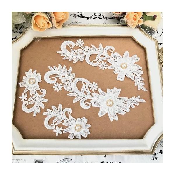 ビーズ付きの立体的な花のレースモチーフの4点セットです。ステージ衣装やドレス、レオタード、バトントワリング、お洋服や作品などに縫い付けるだけでアクセントとして個性的な仕上がりになります。サイズ：大 H18cm W7cm  小 H9cm W5...