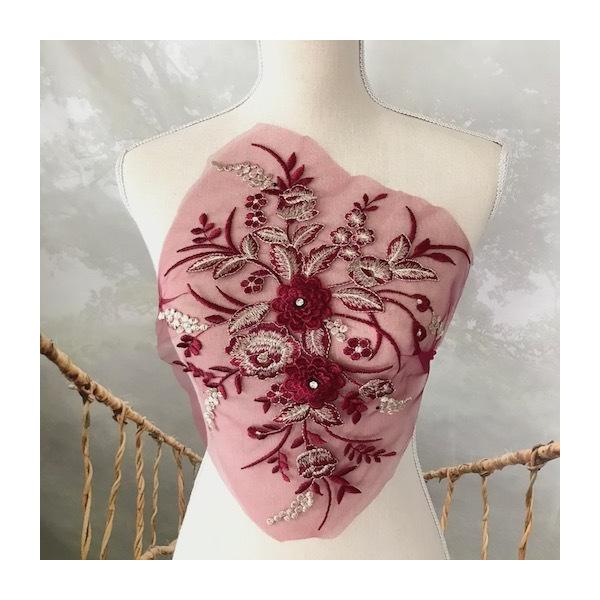 花柄のとてもエレガントなストーン付きの刺繍チュールモチーフです。社交ダンス、バトントワリング、レオタード、ベリーダンス、フィギュアスケート、バレエ、ドレス、ステージ衣装、ハンドメイド材料などに使用するとお洒落感がワンランクアップします。サイ...