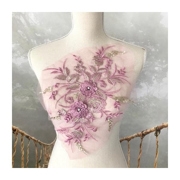 花柄のとてもエレガントなストーン付きの刺繍チュールモチーフです。社交ダンス、バトントワリング、レオタード、ベリーダンス、フィギュアスケート、バレエ、ドレス、ステージ衣装、ハンドメイド材料などに使用するとお洒落感がワンランクアップします。サイ...