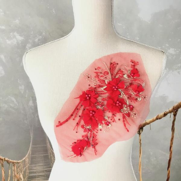 花模様のパールとストーン付きの衣装モチーフです。ワンピース、新体操、社交ダンス、バトントワリング、レオタード、ベリーダンス、フィギュアスケート、バレエ衣装、ドレス、服飾、ステージ衣装、ハンドメイド材料などにお使いいただけます。サイズ：H29...