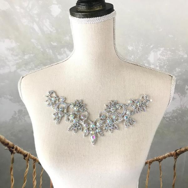 フラワー模様のクオリティの高いオーロララインストーンモチーフになります。細かなストーンがキラキラと輝いております♪衣服、ウェディングドレス、イブニングドレス、ドレス、ダンス衣裳、バトントワリング、レオタード、ベリーダンス、フィギュアスケート...