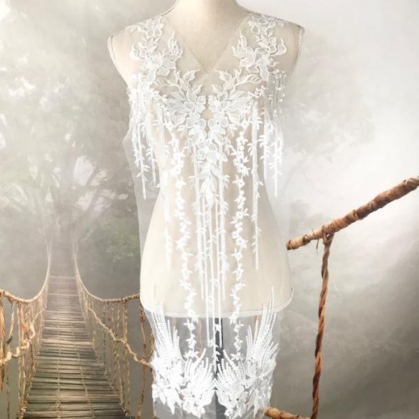 チュールにスパンコールとホワイトの刺繍を施したモチーフになります。ブライダル、新体操、ダンスの衣装、ウェディング衣装、バトントワリング、レオタード、ベリーダンス、フィギュアスケート、バレエ衣装、ステージ衣装、手作り制作などにお使いいただけま...