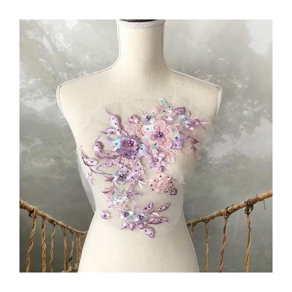 チュールにステキなパープルのお花とパールビーズを施したモチーフになります。お花の部分は立体的です。新体操、社交ダンス、バトントワリング、レオタード、ベリーダンス、フィギュアスケート、バレエ、ドレス、ステージ衣装、ハンドメイド材料などにお使い...