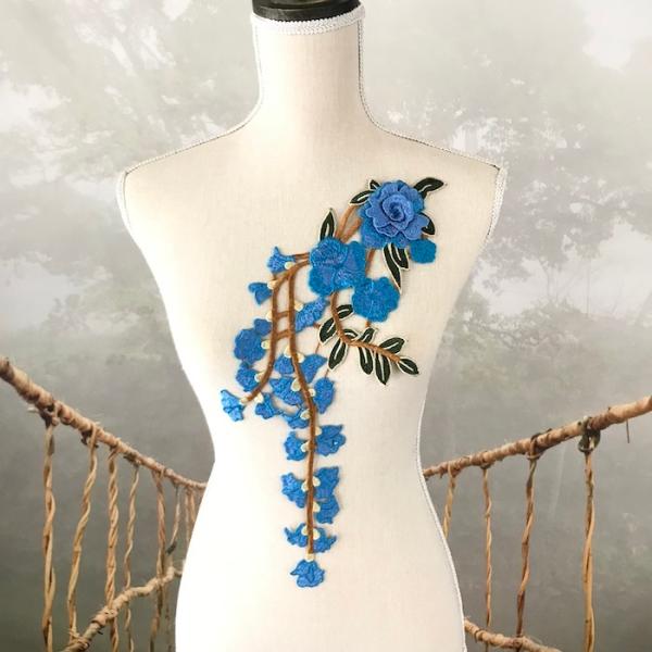 立体的な花模様のモチーフレースになります。ワンピース、新体操、社交ダンス、バトントワリング、レオタード、ベリーダンス、フィギュアスケート、バレエ衣装、ドレス、服飾、ステージ衣装、舞台衣装、ハンドメイド材料などにお使いいただけます。サイズ：H...