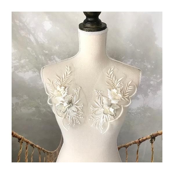 チュールにステキなお花の刺繍を施したモチーフセットになります。お花の部分はパール付で立体的になっています。新体操、社交ダンス、バトントワリング、レオタード、ベリーダンス、フィギュアスケート、バレエ、ドレス、ステージ衣装、ハンドメイド材料など...