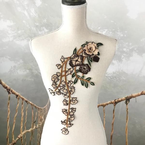 ベージュ系の立体的なバラのモチーフレースになります。ワンピース、新体操、社交ダンス、バトントワリング、レオタード、ベリーダンス、フィギュアスケート、バレエ衣装、ドレス、服飾、ステージ衣装、舞台衣装、ハンドメイド材料などにお使いいただけます。...