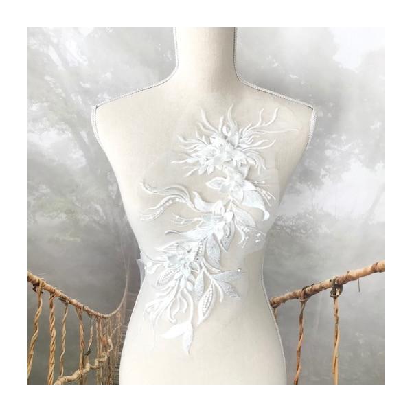 チュールにステキなお花の刺繍を施したモチーフになります。切り取って自由にデザイン加工できます。パール付きでお花の部分は3Dになっています。新体操、社交ダンス、バトントワリング、レオタード、ベリーダンス、フィギュアスケート、バレエ、ドレス、ス...