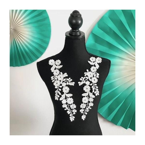 エレガントなお花のモチーフセットになります。新体操、社交ダンス、バトントワリング、レオタード、ベリーダンス、フィギュアスケート、バレエ、ドレスなどに縫い付けるだけでワンポイントアクセントとして個性的な仕上がりになります。サイズ：H33cm ...