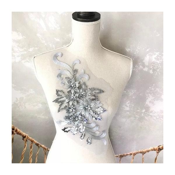 チュール生地がベースのストーンとスパンコール付き3D刺繍モチーフになります。衣装やドレス、お洋服や作品などに縫い付けるだけでワンポイントアクセントとして個性的な仕上がりになります。サイズ：H39cm W20cmカラー：グレー・シルバー