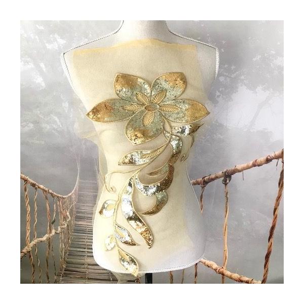 花柄のスパンコール付きでとても高級感のある刺繍チュールのモチーフです。社交ダンス、バトントワリング、レオタード、ベリーダンス、フィギュアスケート、バレエ、ドレス、ステージ衣装、ハンドメイド材料などに使用するとお洒落感がワンランクアップします...