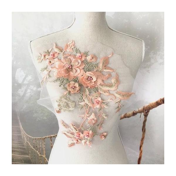 立体的な花柄 ・ラインストーン付きでとても高級感のある刺繍チュールのモチーフです。切り取って自由にデザイン加工できます。お花の中心はパール付きで、立体的にになっています。衣装やドレス、お洋服や作品などに縫い付けるだけでワンポイントアクセント...