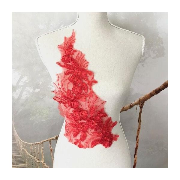 キラキラレッドの花模様のスパンコール付きのとても豪華な刺繍チュールモチーフです。社交ダンス、バトントワリング、レオタード、ベリーダンス、フィギュアスケート、バレエ、ドレス、ステージ衣装、ハンドメイド材料などに使用するとお洒落感がワンランクア...