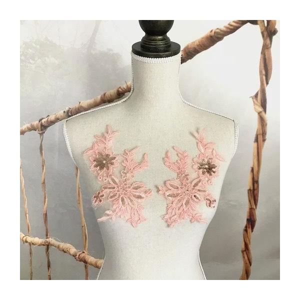 スパンコール付きの刺繍チュールモチーフになります。社交ダンス、ベリーダンス、バレエ、新体操やフィギュア等の衣装、ウエディング、DIYなどにいかがでしょうか。  ※アイロンタイプではございません。サイズ：H22cm W12cmカラー：ピーチ※...