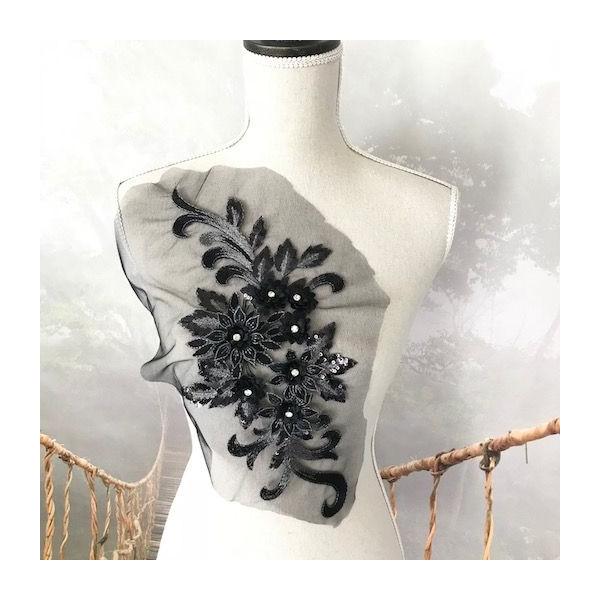 チュールにステキなお花とシルバーの刺繍を施したモチーフになります。切り取って自由にデザイン加工できます。お花の中心はストーン付きで、立体的にになっています。シンプルなワンピース、衣装やドレス、お洋服や作品などにオススメです。サイズ：H40c...