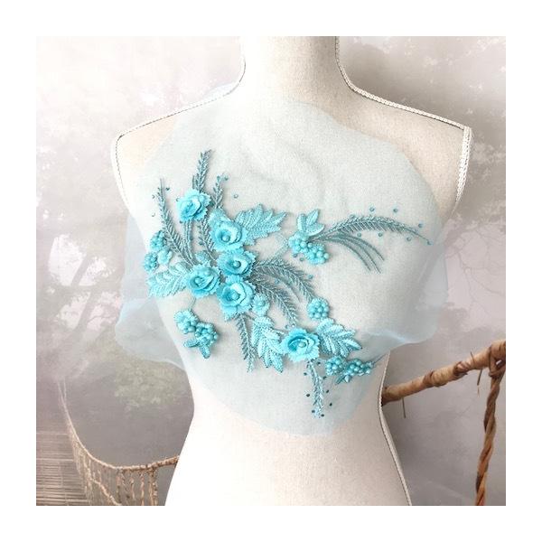 チュールにステキなスカイブルーのお花とストーンを施したモチーフになります。お花は立体的で、中心はビーズ付きです。新体操、ダンス衣装、バトントワリング、レオタード、ベリーダンス、フィギュアスケート、バレエ衣装、服飾、ステージ衣装、ハンドメイド...