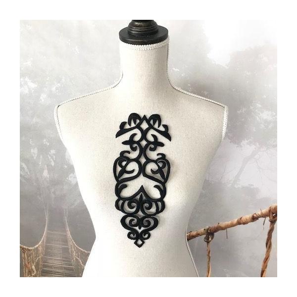 大きめのアブストタクトフラワーのアイロン接着できるブラックの刺繍ワッペンモチーフになります。お洋服と小物の製作はもちろん、バトントワリング、レオタード、ドレス、ステージ衣装などにお使い頂けます。使い方は色々です。※ アイロン接着or縫い付け...