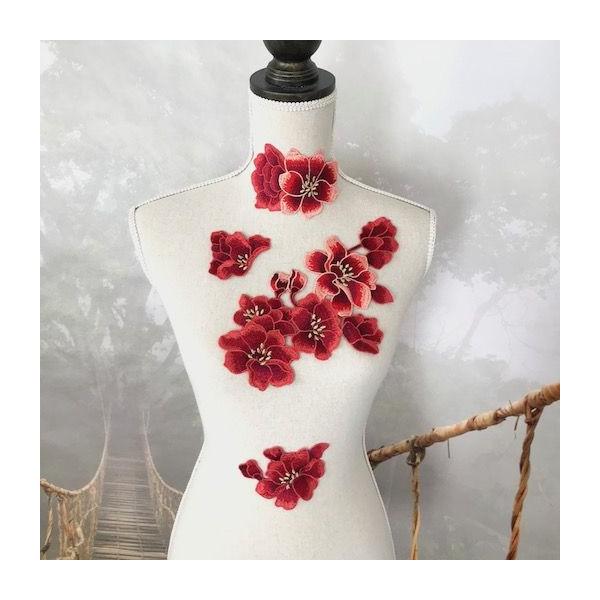 エレガントなレッドバラの刺繍モチーフセットです。4点セットですのでお好みで自由なデザインができます。ヘア飾り、新体操、社交ダンス、バトントワリング、レオタード、ベリーダンス、フィギュアスケート、バレエ、ドレス、ステージ衣装、ハンドメイド材料...