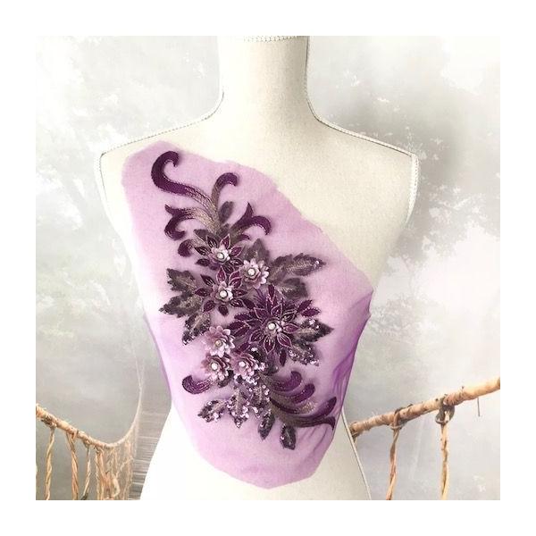 チュールにステキなお花とパープルの刺繍を施したモチーフになります。切り取って自由にデザイン加工できます。お花の中心はストーン付きで、立体的にになっています。新体操、社交ダンス、バトントワリング、レオタード、ベリーダンス、フィギュアスケート、...