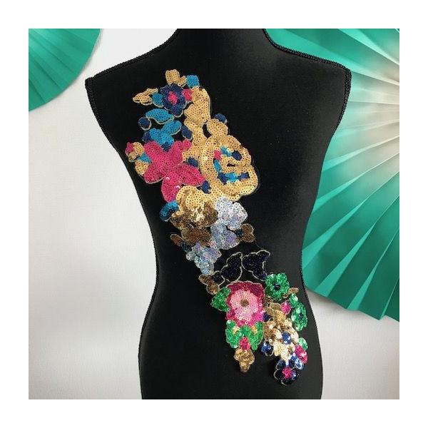 キラキラカラフルな大きめのスパンコール付きのお花のチュールモチーフです。新体操、社交ダンス、バトントワリング、レオタード、ベリーダンス、フィギュアスケート、バレエ、ドレス、ステージ衣装、ハンドメイド材料などにいかがでしょうか。サイズ：H50...