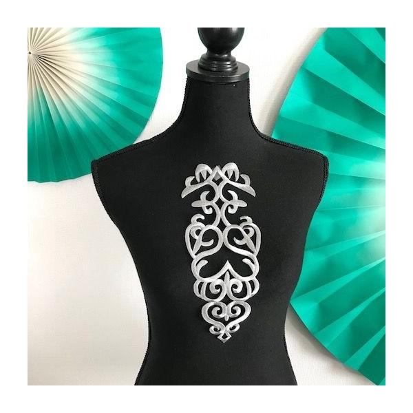 大きめのアブストタクトフラワーのアイロン接着できるシルバーの刺繍ワッペンモチーフになります。お洋服と小物の製作はもちろん、バトントワリング、レオタード、ドレス、ステージ衣装などにお使い頂けます。切り外して、使い方は色々です。※ アイロン接着...