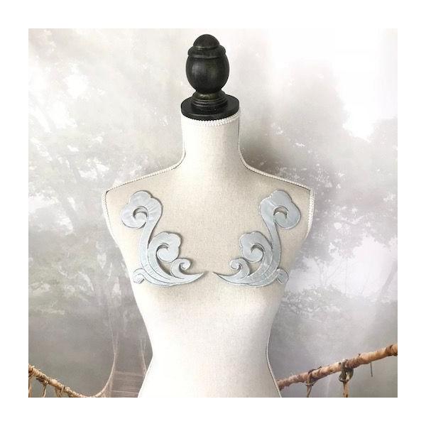 エレガントなシルバーカラーのアップリケになります。新体操、バレエ、レオタード、バトントワリング 、ドレス、ステージ衣装などに飾り付けるモチーフです。レオタードなどの好きな位置に、好きなデザインで貼り付けて、スパンコールとラインストーンを加え...