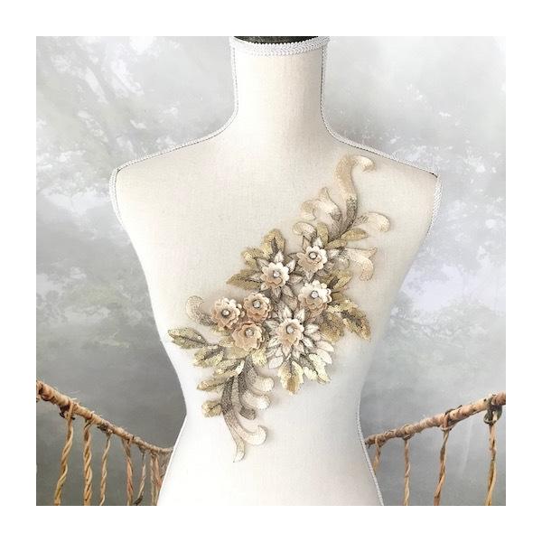 スパンコールとストーン付きのモチーフです。ワンピース、新体操、社交ダンス、バトントワリング、レオタード、チアダンス、フィギュアスケート、バレエ衣装、ステージ衣装、ハンドメイド材料などにお使いいただけます。サイズ：H38cm W18cmカラー...