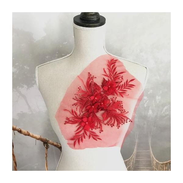 チュールにステキなお花の刺繍を施したモチーフになります。切り取って自由にデザイン加工できます。レッドパール付きでお花の部分は立体的になっています。新体操、社交ダンス、バトントワリング、レオタード、ベリーダンス、フィギュアスケート、バレエ、ド...