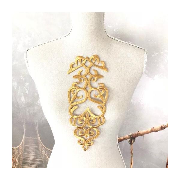 大きめのアブストタクトフラワーのアイロン接着できるゴールドの刺繍ワッペンモチーフになります。お洋服と小物の製作はもちろん、バトントワリング、レオタード、ドレス、ステージ衣装などにお使い頂けます。使い方は色々です。※ アイロン接着or縫い付け...