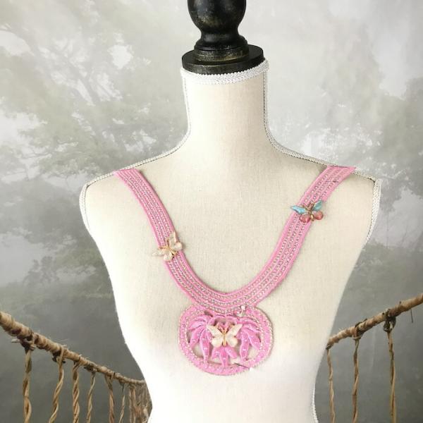 バタフライとラインストーン付き衣装用ネックラインモチーフです。新体操、社交ダンス、バトントワリング、レオタード、ベリーダンス、フィギュアスケート、バレエ衣装、ドレス、服飾、ステージ衣装、舞台衣装、ハンドメイド材料などにお使いいただけます。ア...