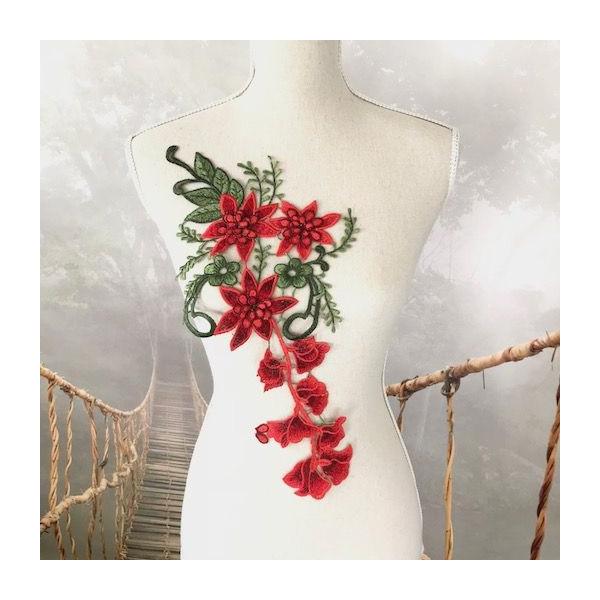 オシャレな装飾になるレッドの3D花の刺繍モチーフになります。お花の部分は少し3Dになっています。社交ダンス、バトントワリング、レオタード、ベリーダンス、フィギュアスケート、バレエ、ドレス、ステージ衣装、ハンドメイド材料などに使用するとお洒落...