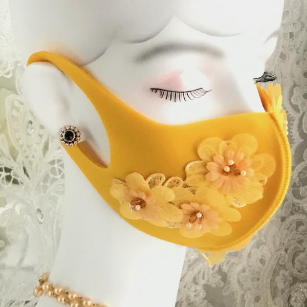 お洒落で美しいファッションマスクです。煌びやかで個性的な世界観の演出ができます。マスク本体サイズ：横32cm×縦13cm（ポリエステル）（3D立体裁断とストレッチ素材でフィット感があります）カラー：イエロー系・etc付属品：マスクフィルター...