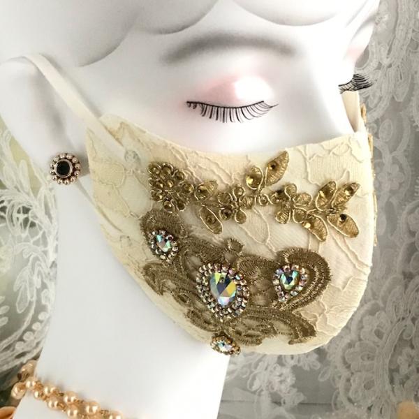 お洒落で美しいファッションマスクです。煌びやかで個性的な世界観の演出ができます。マスク本体サイズ：横23cm×縦15.5cm（ポリエステル）（耳の部分を含んでいないサイズとなります）カラー：アイボリー系・etc付属品：マスクフィルター2枚※...