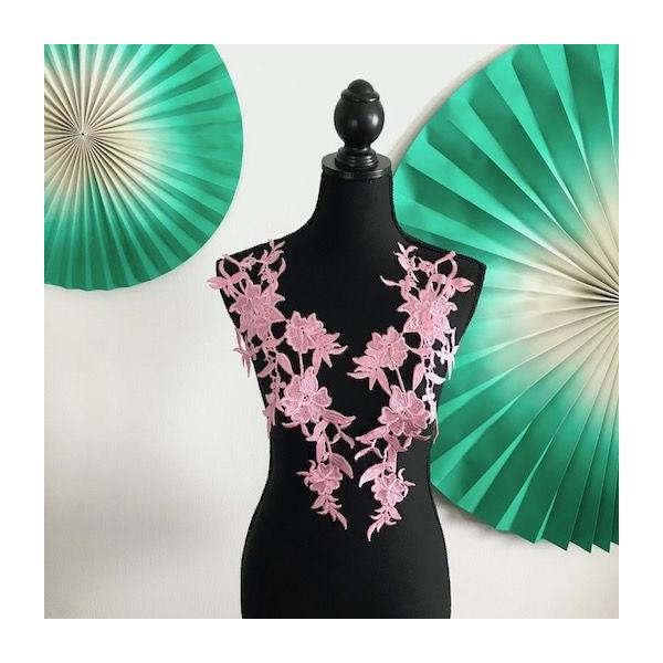 ピンクカラーのバラの刺繍レースモチーフになります。色々切り取って自由デザインの装飾ができます。新体操、社交ダンス、バトントワリング、レオタード、ベリーダンス、フィギュアスケート、バレエ、ドレスなどに縫い付けるだけでワンポイントアクセントとし...