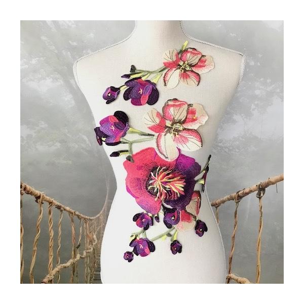 綺麗なお花の刺繍モチーフになります。社交ダンス、バトントワリング、レオタード、ベリーダンス、フィギュアスケート、バレエ、ドレス、ステージ衣装、ハンドメイド材料などにお使い頂けますとオシャレなデコレーションになります。アイロンタイプではござい...