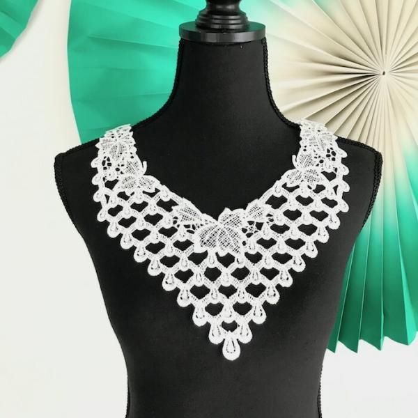 リーフ模様のネックラインモチーフになります。ワンピース、新体操、社交ダンス、バトントワリング、レオタード、ベリーダンス、フィギュアスケート、バレエ衣装、ドレス、服飾、ステージ衣装、舞台衣装、ハンドメイド材料などにお使いいただけます。サイズ：...