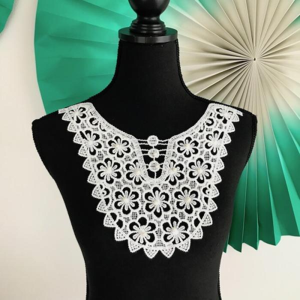 花柄のパール付きコットン生地のネックモチーフになります。ワンピース、新体操、社交ダンス、バトントワリング、レオタード、ベリーダンス、フィギュアスケート、バレエ衣装、ドレス、服飾、ステージ衣装、舞台衣装、ハンドメイド材料などにお使いいただけま...