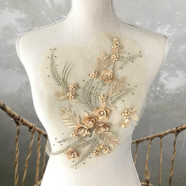 チュールにステキなお花の刺繍とビーズを施したモチーフです。ワンピース、新体操、社交ダンス、バトントワリング、レオタード、ベリーダンス、フィギュアスケート、バレエ衣装、ドレス、服飾、ステージ衣装、ハンドメイド材料などにお使いいただけます。サイ...