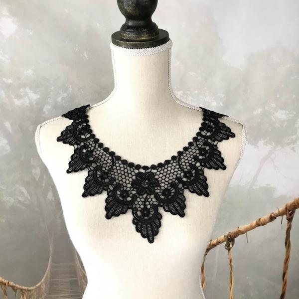 ブラックカラーの花柄の胸もとのモチーフになります。ワンピース、新体操、社交ダンス、バトントワリング、レオタード、ベリーダンス、フィギュアスケート、バレエ衣装、ドレス、服飾、ステージ衣装、舞台衣装、ハンドメイド材料などにお使いいただけます。サ...