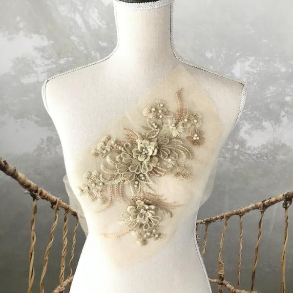 チュールにステキなお花の刺繍とビーズを施したモチーフです。ワンピース、新体操、社交ダンス、バトントワリング、レオタード、ベリーダンス、フィギュアスケート、バレエ衣装、ドレス、服飾、ステージ衣装、ハンドメイド材料などにお使いいただけます。サイ...