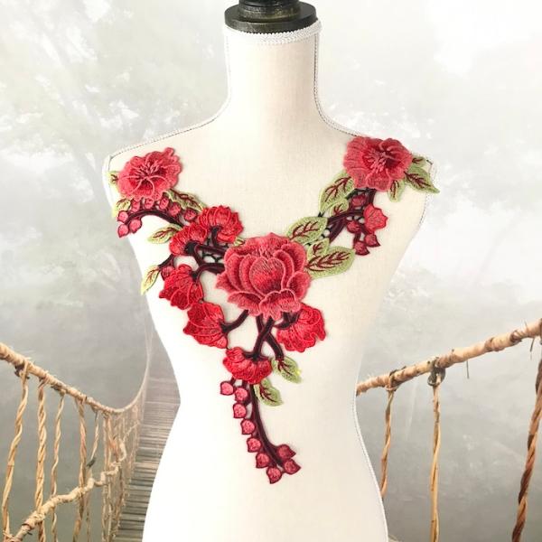 レッド系のバラ模様のネックラインモチーフになります。ワンピース、新体操、社交ダンス、バトントワリング、レオタード、ベリーダンス、フィギュアスケート、バレエ衣装、ドレス、服飾、ステージ衣装、舞台衣装、ハンドメイド材料などにお使いいただけます。...