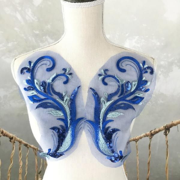 ブルーチュールにお花刺繍のモチーフセットになります。新体操、社交ダンス、バトントワリング、レオタード、ベリーダンス、フィギュアスケート、バレエ衣装、ドレス、服飾、ステージ衣装、舞台衣装、ハンドメイド材料などにお使いいただけます。サイズ：H2...