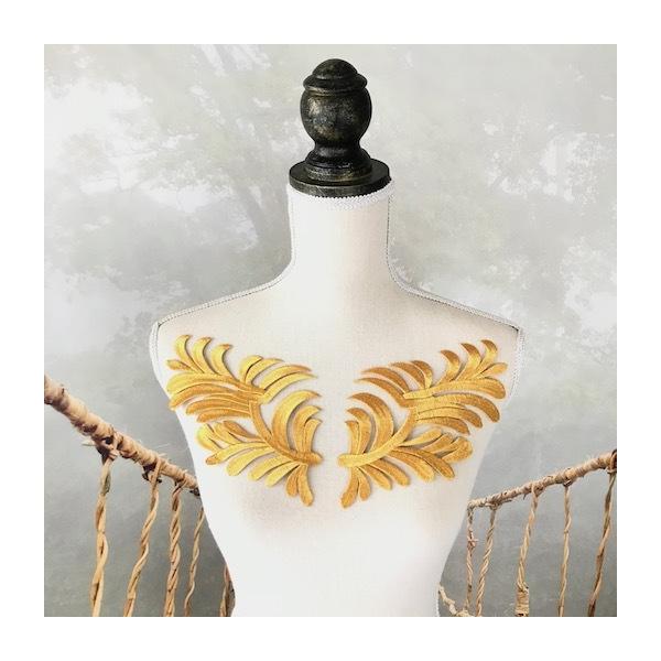 アイロン接着できるゴールドのリーフの刺繍モチーフセットです。お洋服、ドレス、舞台衣装、バレエコスチューム、小物、バトントワリング、レオタード、ドレス、ステージ衣装などにお使い頂けます。※ アイロン接着or縫い付けも可能サイズ：H19cm W...