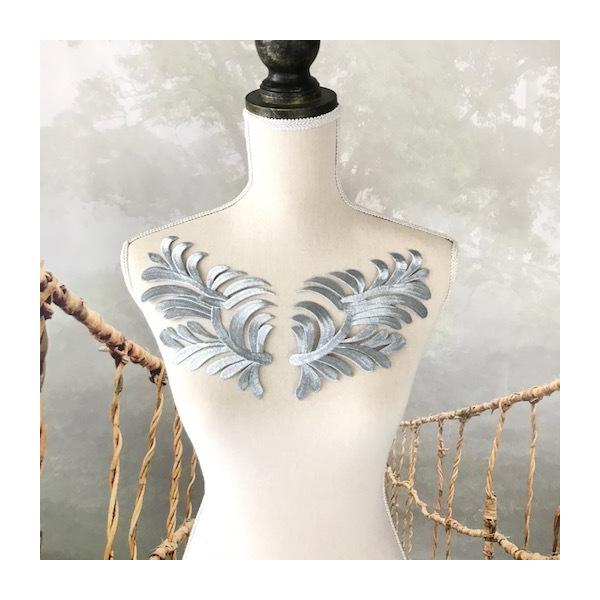 アイロン接着できるシルバーリーフの刺繍モチーフセットです。お洋服、ドレス、舞台衣装、バレエコスチューム、小物、バトントワリング、レオタード、ドレス、ステージ衣装などにお使い頂けます。※ アイロン接着or縫い付けも可能サイズ：H19cm W1...