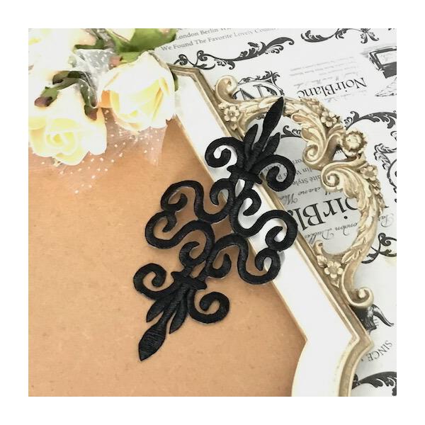 アイロン接着できるブラックの刺繍ワッペンモチーフになります。新体操、社交ダンス、バトントワリング、レオタード、ベリーダンス、フィギュアスケート、バレエ衣装、ドレス、服飾、ステージ衣装、舞台衣装、ハンドメイド材料などにお使いいただけます。※ ...