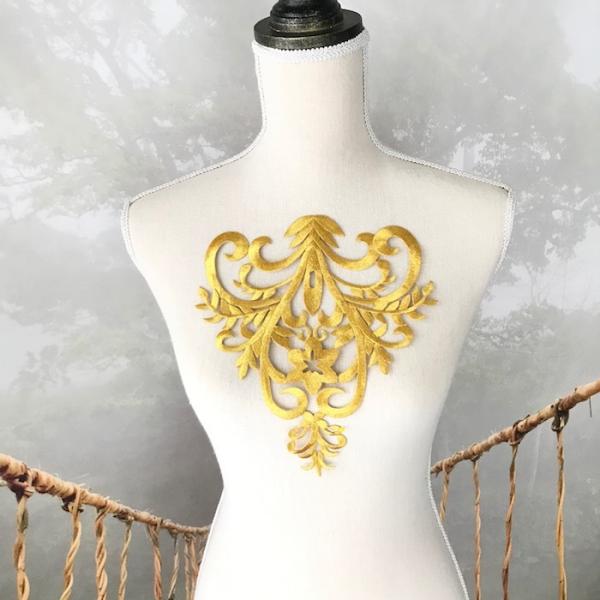 アイロン接着できるゴールドの刺繍ワッペンモチーフになります。新体操、社交ダンス、バトントワリング、レオタード、ベリーダンス、フィギュアスケート、バレエ衣装、ドレス、ステージ衣装、手作り制作などにお使いいただけます。※ アイロン接着or縫い付...