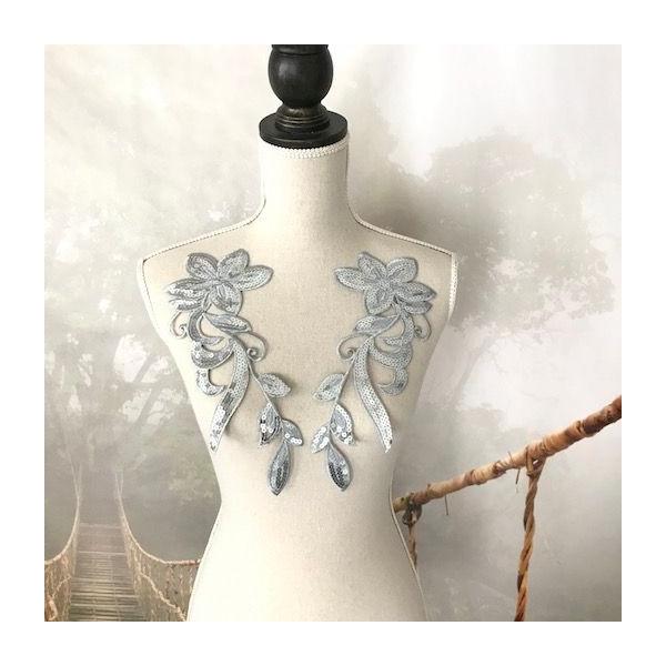 花のシルバーのアイロン接着のできるワッペンセットになります。好きな形にカットしてラインストーンでかざると自由デザインできます。シンプルなドレス、レオタード・アイススケート・チアダンス等の衣装、バトントワリング、フィギュアスケート、バレエ、ス...