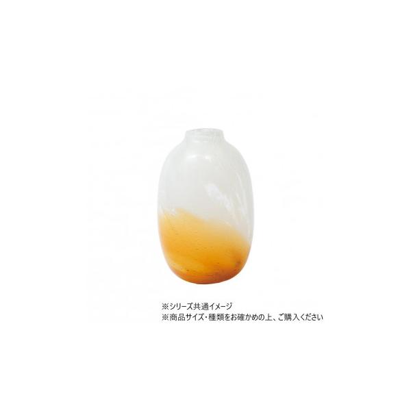 職人によって手作業で作られたガラス花瓶です。1つ1つ形や色などは異なり、生花にもグリーンにもドライにも合わせやすいデザインです。