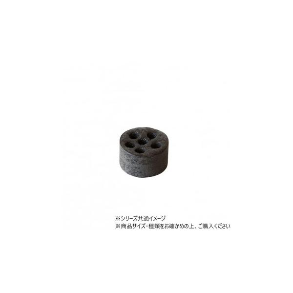 竹炭を石臼で粉状にして、練って作った、花止めです。穴の奥が細くなっているので、結構細い茎の花も止まります。