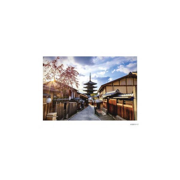 通称八坂の塔と呼ばれる法観寺の五重塔がシンボルとしてそびえ立ち、そこに至る参道に様々な商店が賑わう魅力的な情景です。